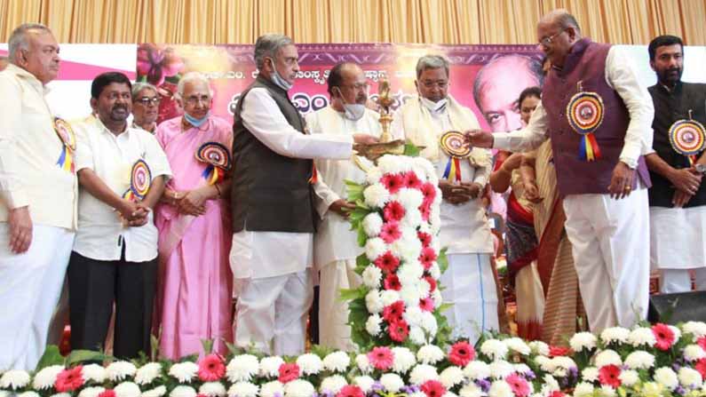 ಬೆಂಗಳೂರಿನಲ್ಲಿ ಎಚ್.ಎಂ.ರೇವಣ್ಣ ಅಭಿನಂದನೆ ಸಮಾರಂಭ: ಸಿದ್ಧರಾಮಯ್ಯ, ವೀರಪ್ಪ ಮೊಯ್ಲಿ ...